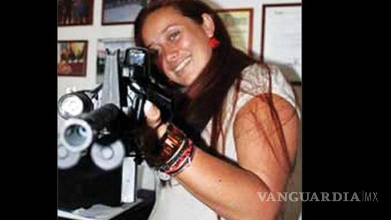 Funcionaria capitalina renuncia tras publicación de fotos con armas