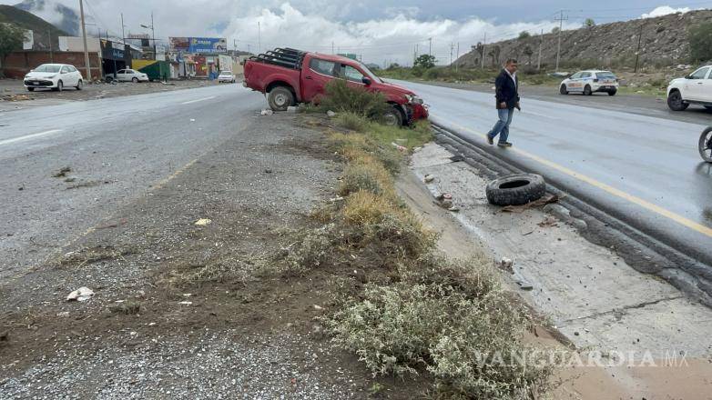 Vuelca y acaba sobre sus cuatro ruedas en el camellón central en la ...