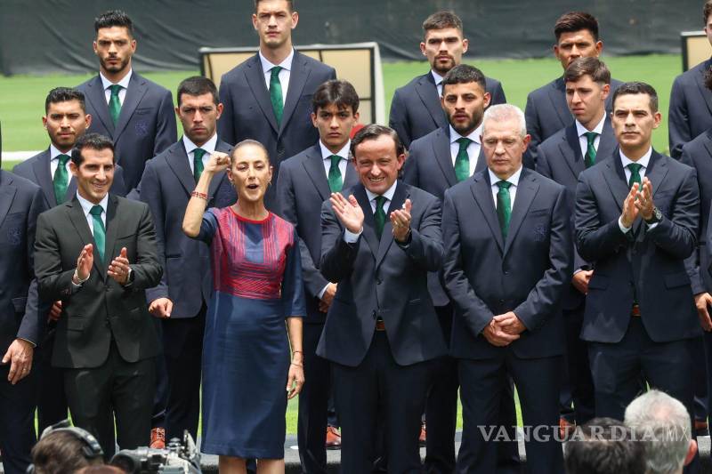 Sheinbaum abandera a la Selección Mexicana rumbo al Mundial; Memo Ochoa ...