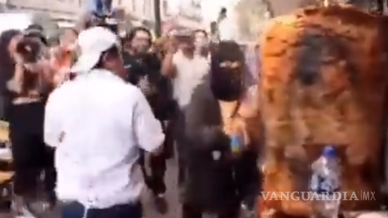 Mujeres atacan a trompo de pastor ‘opresor’ en taquería (video)