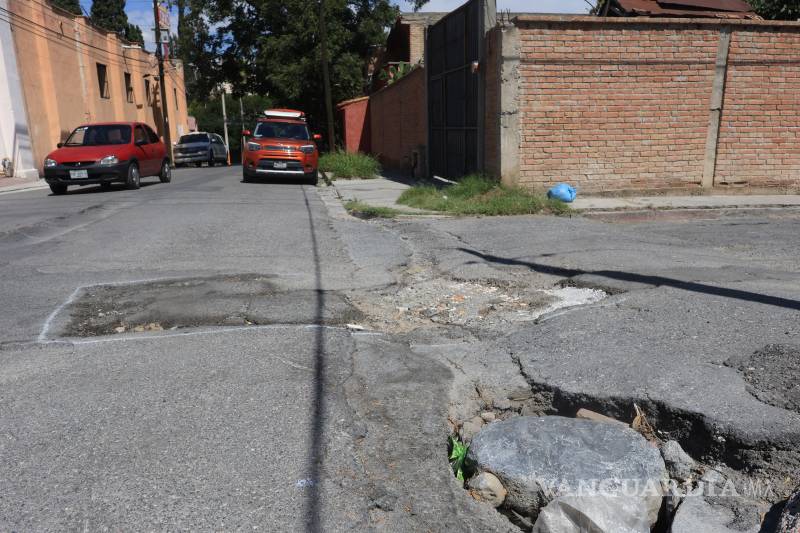 Reparan tubería, dejan bache y pavimento se hunde, en Zona Centro de ...