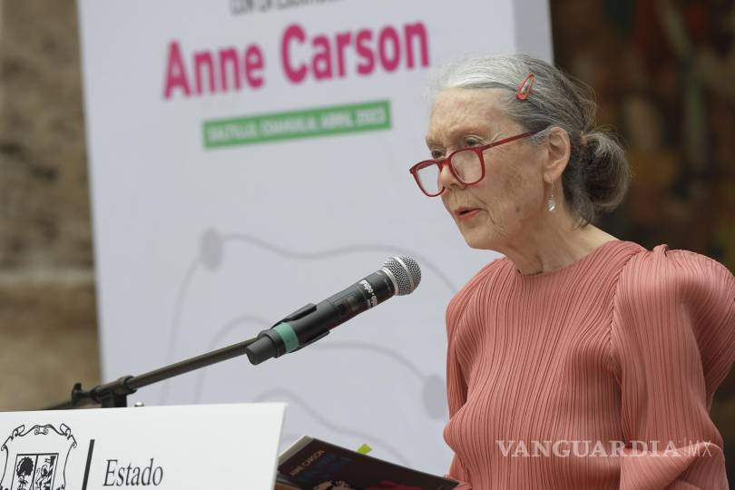 Recibe la poeta canadiense Anne Carson premio de Poesía en Saltillo