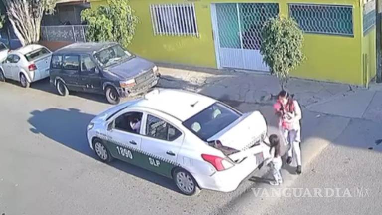 Taxista roba regalos de Navidad a una familia en SLP (VIDEO)