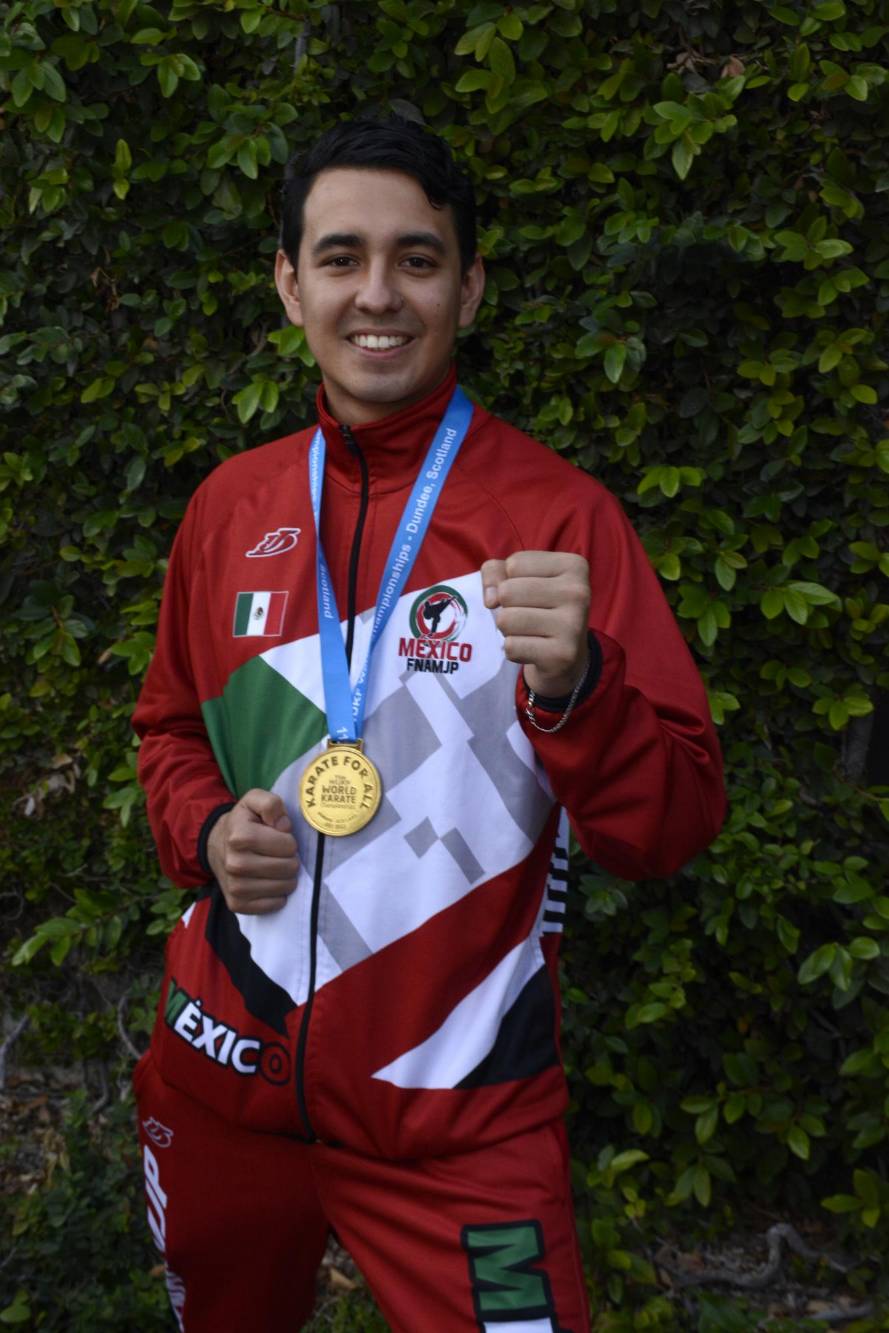 Adrián Joo, el médico y karateca que guía su vida desde la pasión
