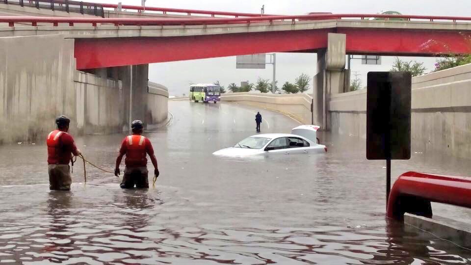 LLuvias provocan inundaciones y caos en Monterrey