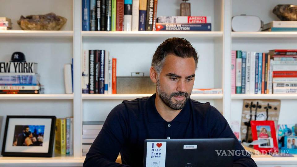 Él es Enrique Acevedo, sustituirá a Denise Maerker en el noticiero estelar de Televisa