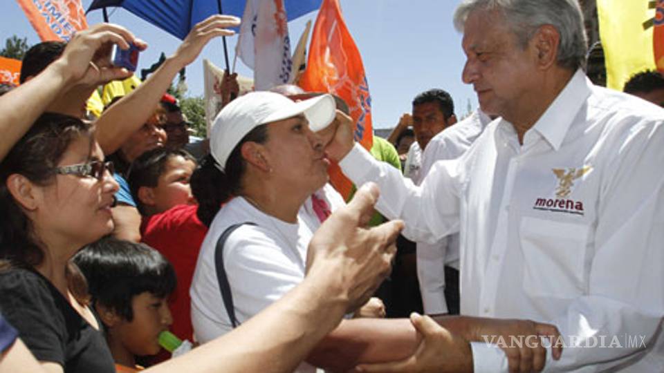 AMLO reparte abrazos en cada escala