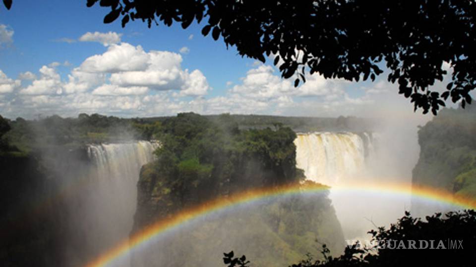 Majestuoso arcoiris, un vistazo a las poderosas cataratas Victoria