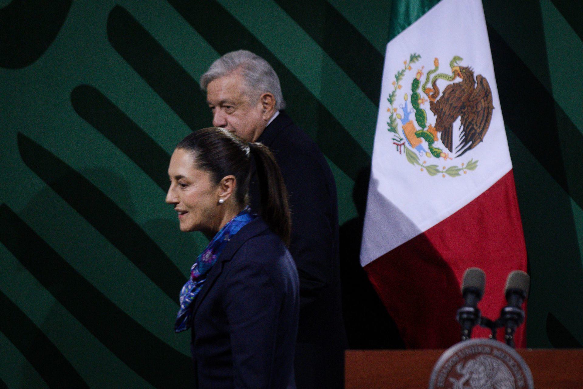 El jefe AMLO y Sheinbaum, su candidata calca - Lado.mx