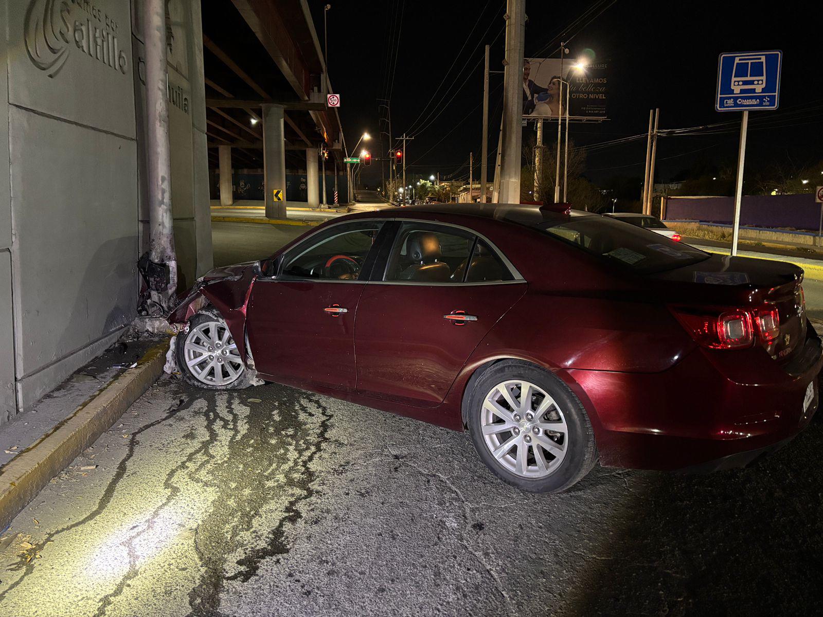 Ebrio conductor se impacta contra la base de un puente, al sur de ...