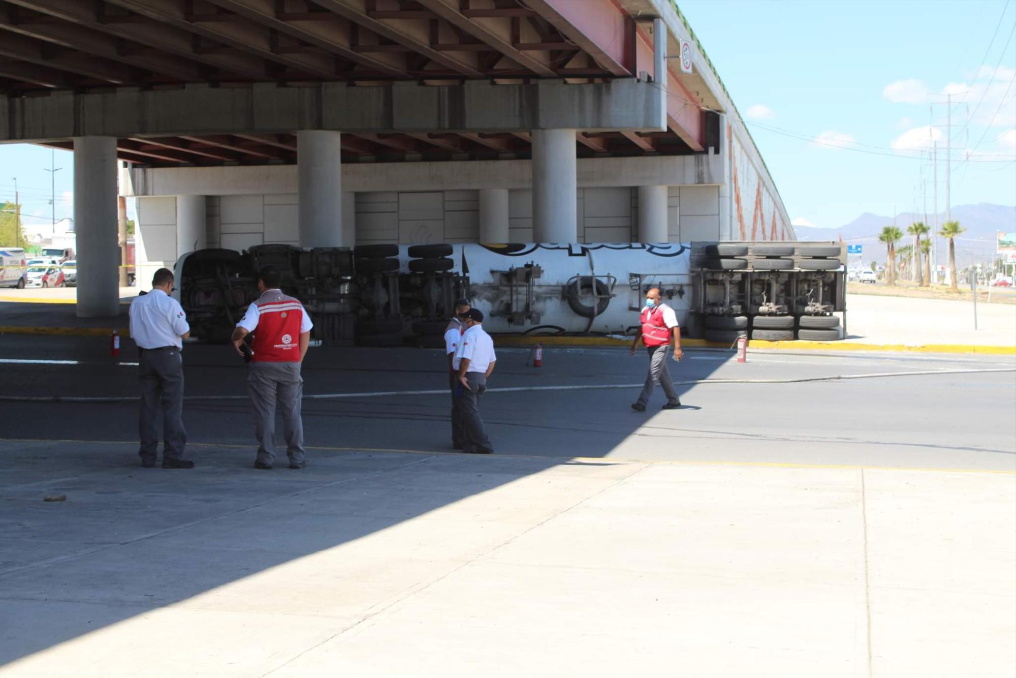 Saltillo: vuelca pipa con 40 mil litros de gas LP al dar una vuelta ...