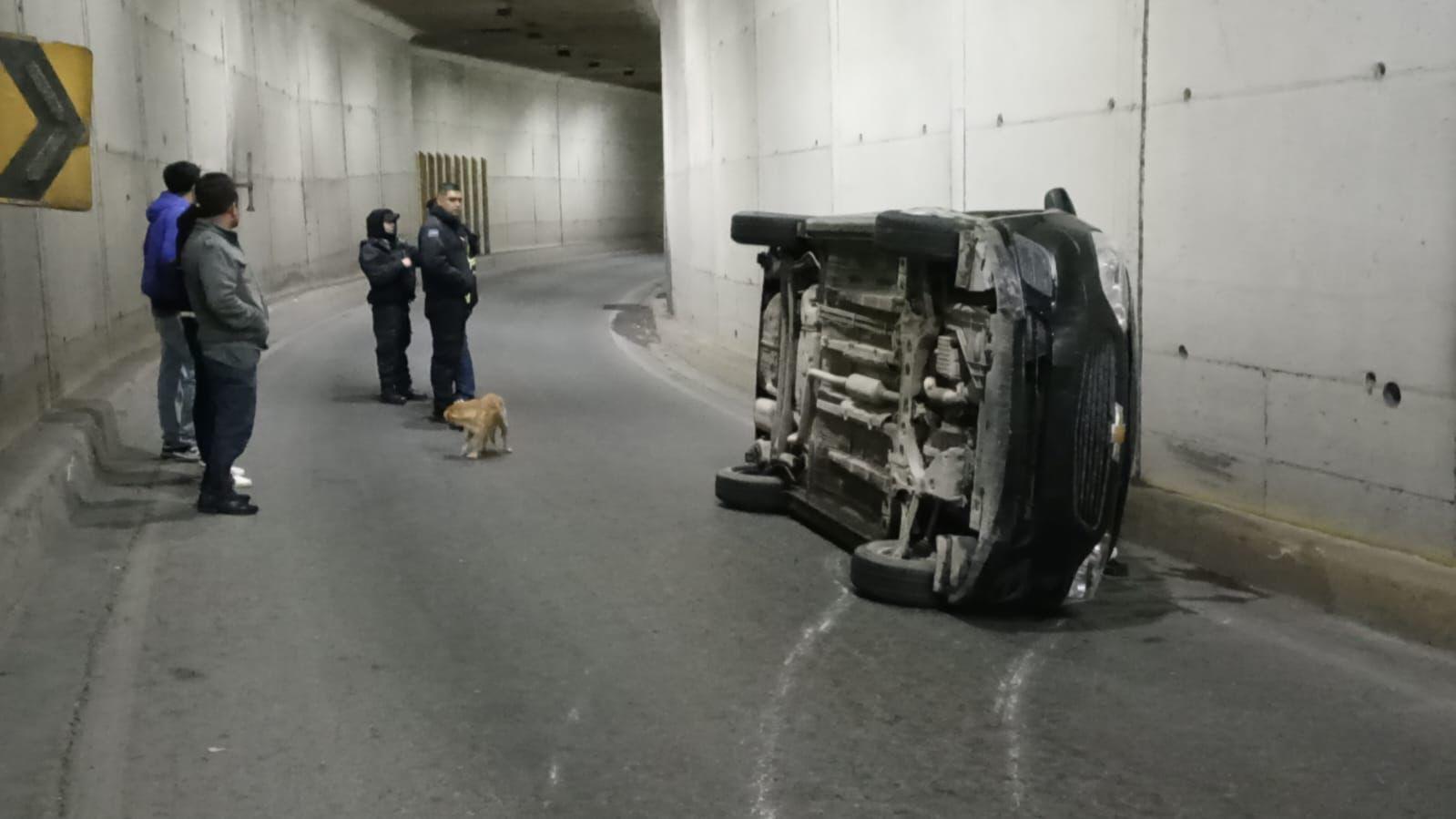 Saltillo: joven en estado de ebriedad vuelca y se duerme tranquilamente dentro del auto ...